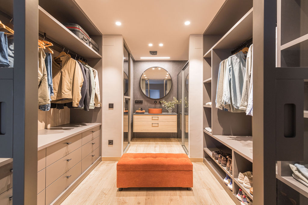 Top 5 Reasons To Include a Walk-In Closet In Your Bathroom - Veneto