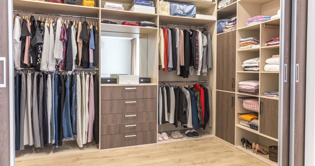 7 Ways to Design Walk-In Wardrobes for Small Rooms - veneto